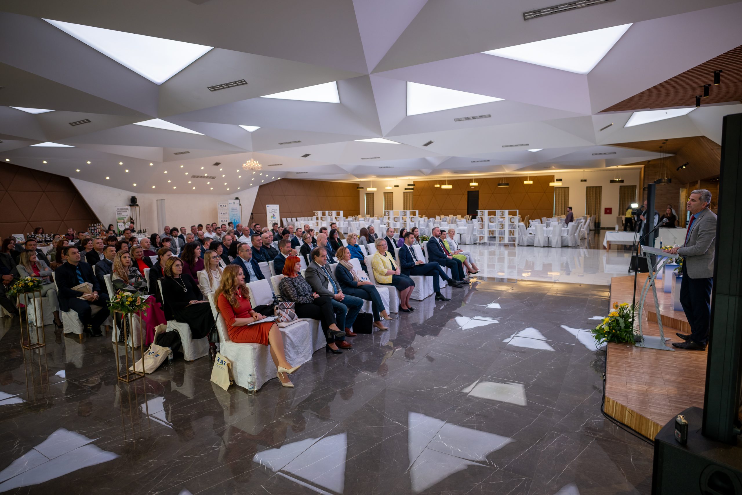 10.Gospodarski forum općine Žepče okupio 100 predstavnika privatnog i ...